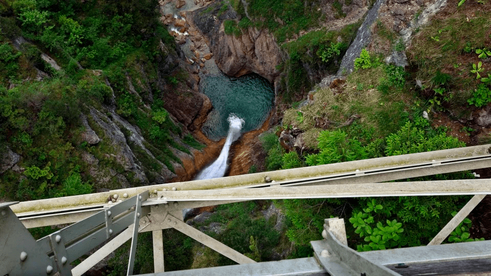 章莹颖案重演？UIUC毕业生在德旅游，被陌生人扔下悬崖！一死一伤！_Eva_Source_袭击