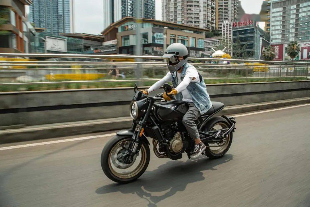 性能惊艳的“绅士机械”——高金GK500咖啡版R动态评测_搜狐汽车_搜狐网