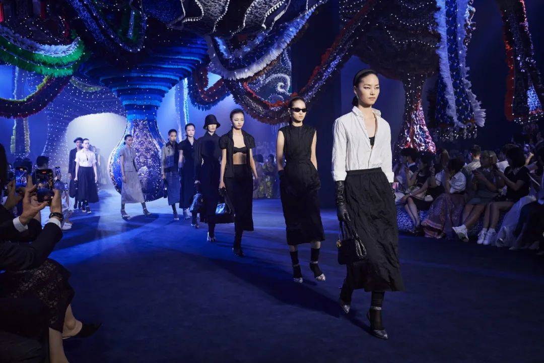 Dior大秀，从巴黎穿越到了深圳_合作_中国_迪奥