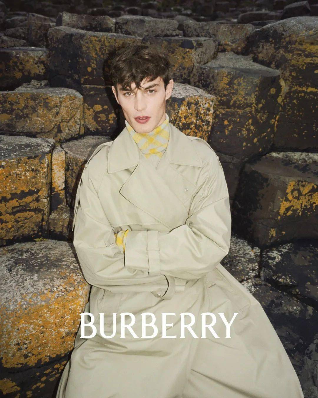 香奈儿发布2023/24秋冬高定系列、Burberry发布Spring2024系列 、TMEA腾讯音乐娱乐盛典活动举办……_迪奥_品牌_印花