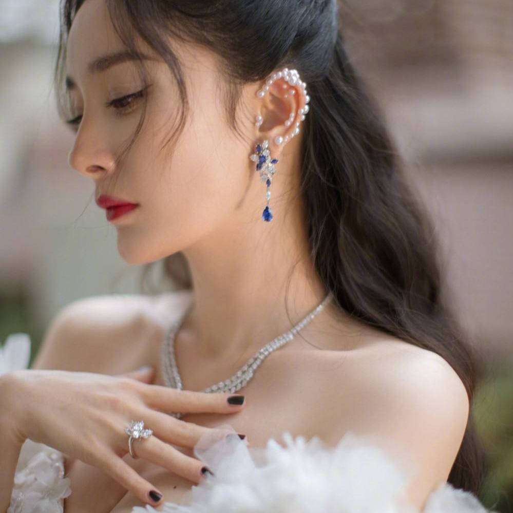 杨超越身穿云绸闪钻鱼尾裙，性感典雅，智族GQ MOTY年度人物盛典_造型_月光_光芒