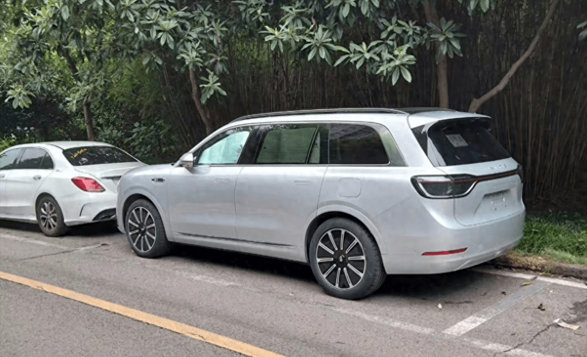 问界M9实车再曝光，轴距3110mm，外观个性时尚，配贯穿式大连屏_搜狐汽车_搜狐网