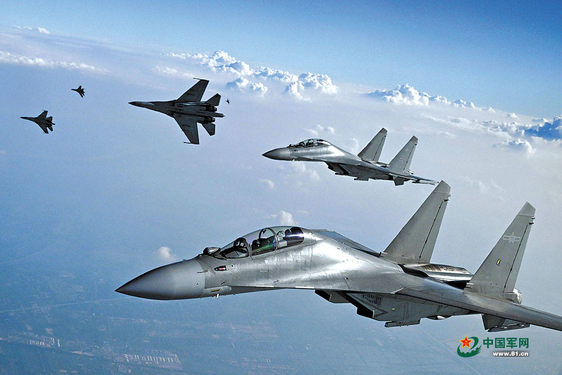 空军航空兵某部长航时飞行训练：云端砺剑啸长空_战机_飞行员_加油机