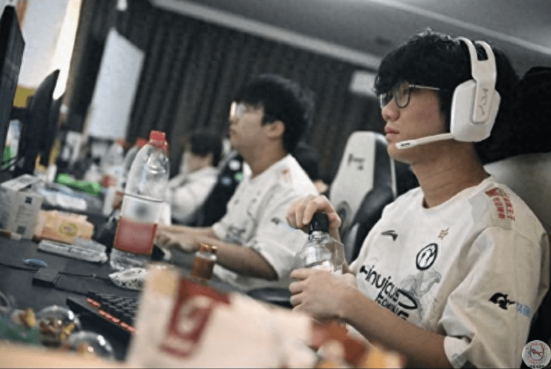 韩国最菜双人组？YSKM回归IG德莱文点菜狂砍18杀！_对线_差距_下路